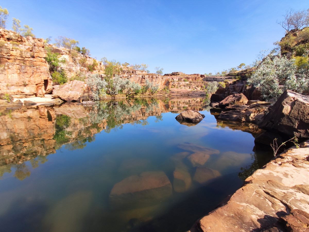 Schwimmend (mit Gepäck-Dinghi) den Trail zu den Manning Falls starten ...